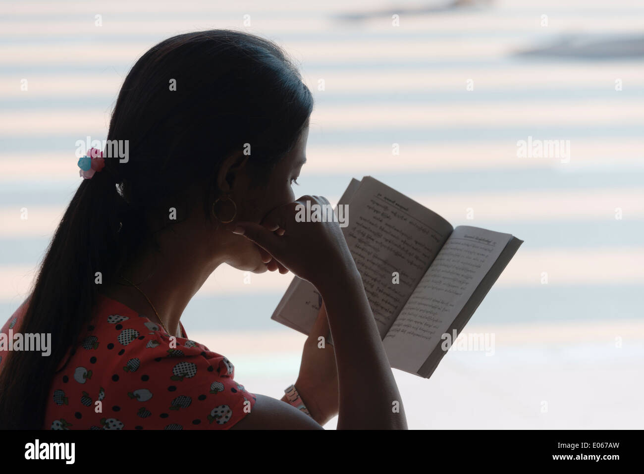 Girl reading hi-res stock photography and images - Alamy