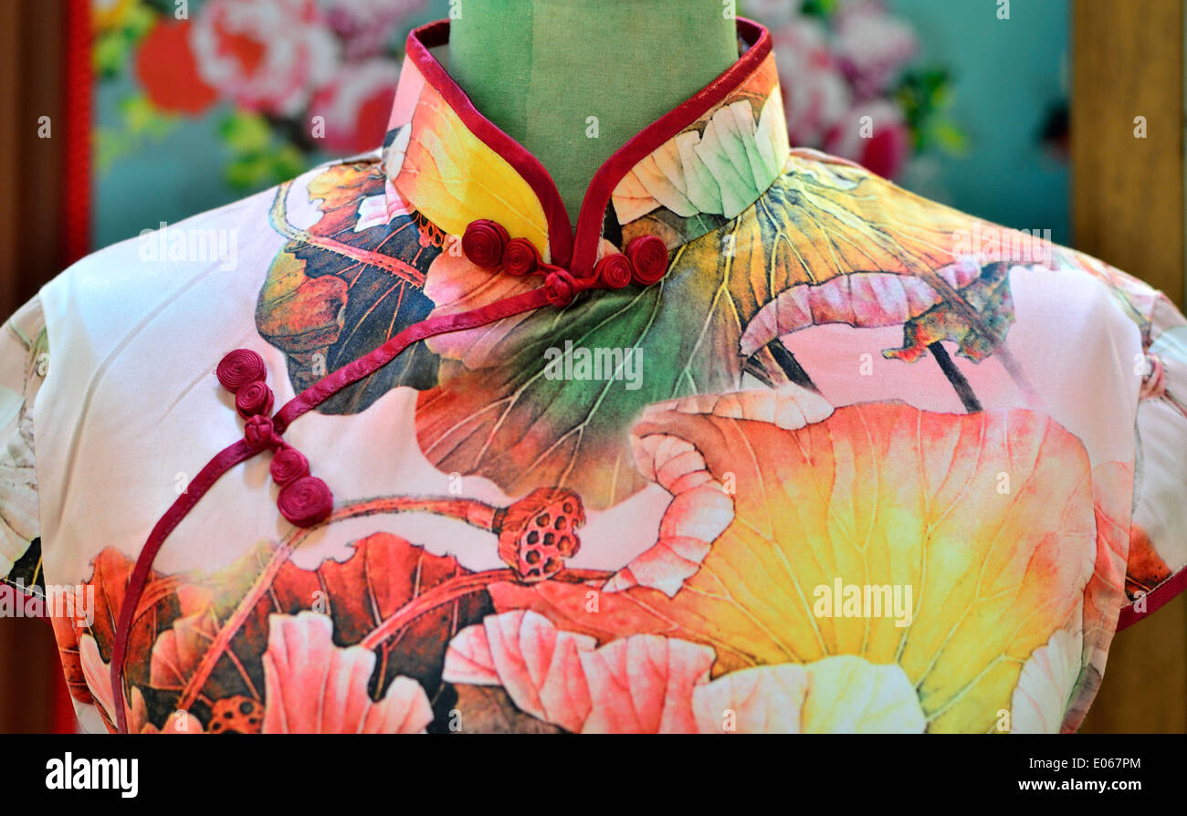 China traditional cheongsam hi-res stock photography and images - Alamy