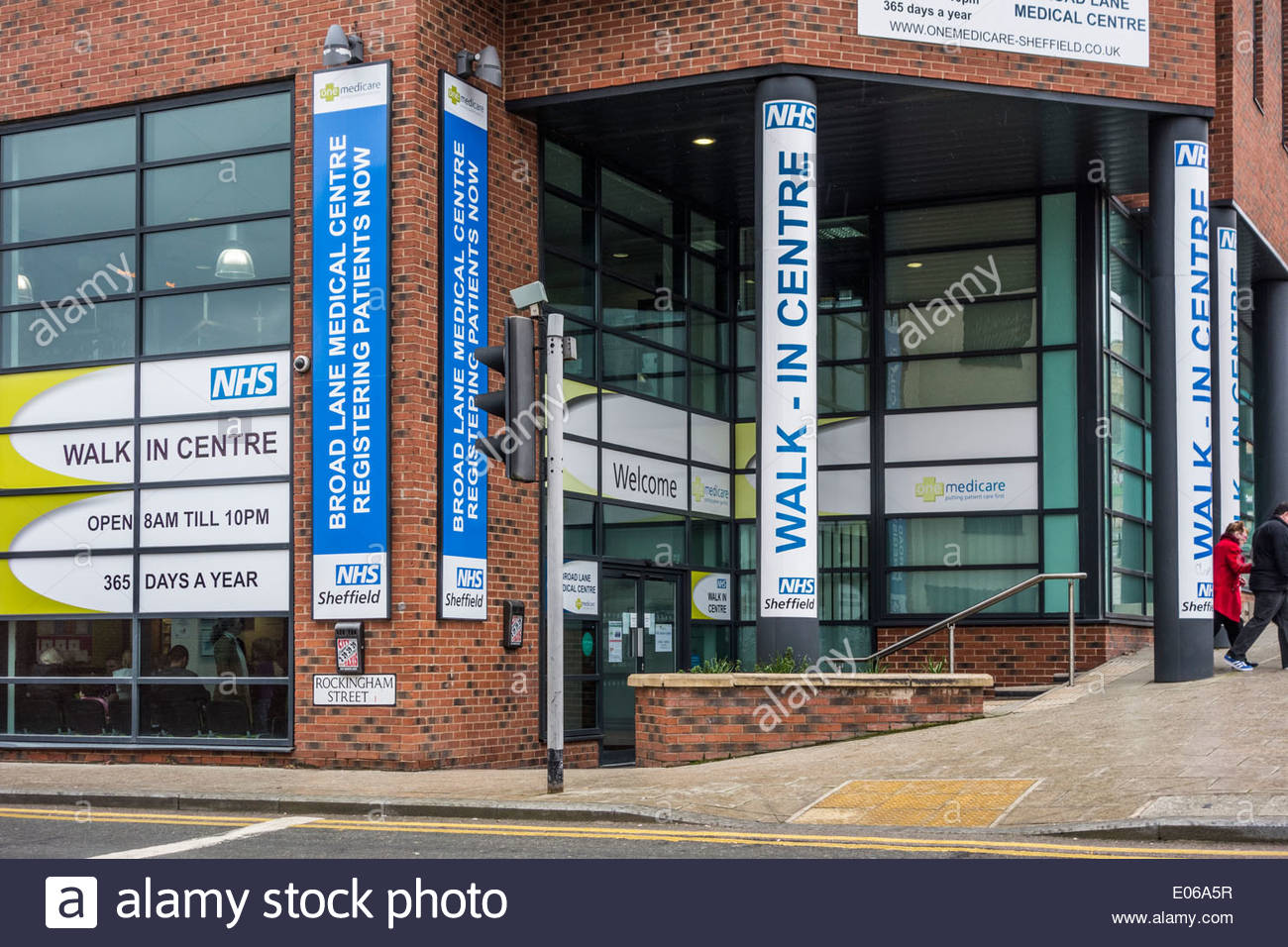 Walk In Centre Stock Photos & Walk In Centre Stock Images - Alamy