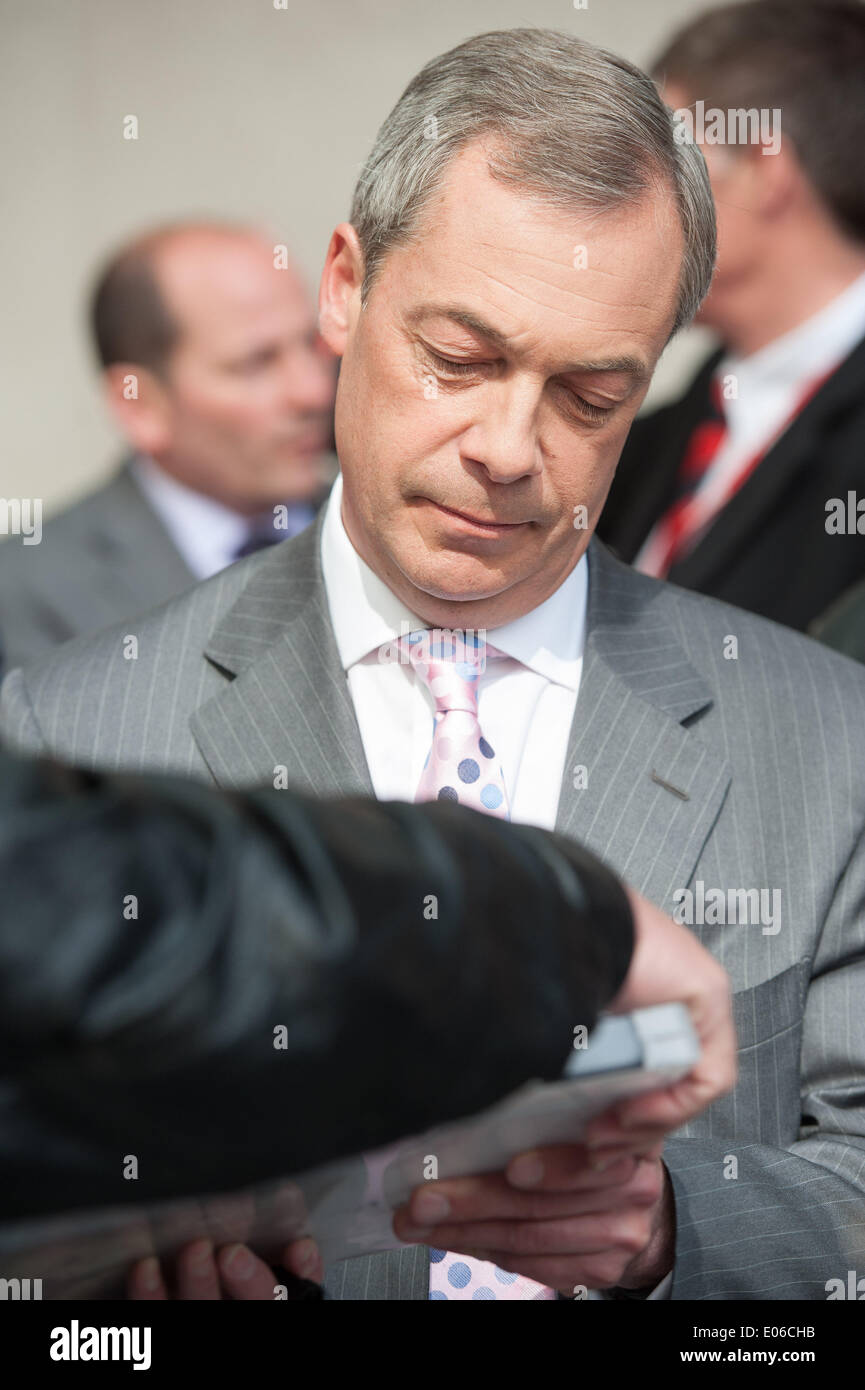 Nigel farage signature hi-res stock photography and images - Alamy