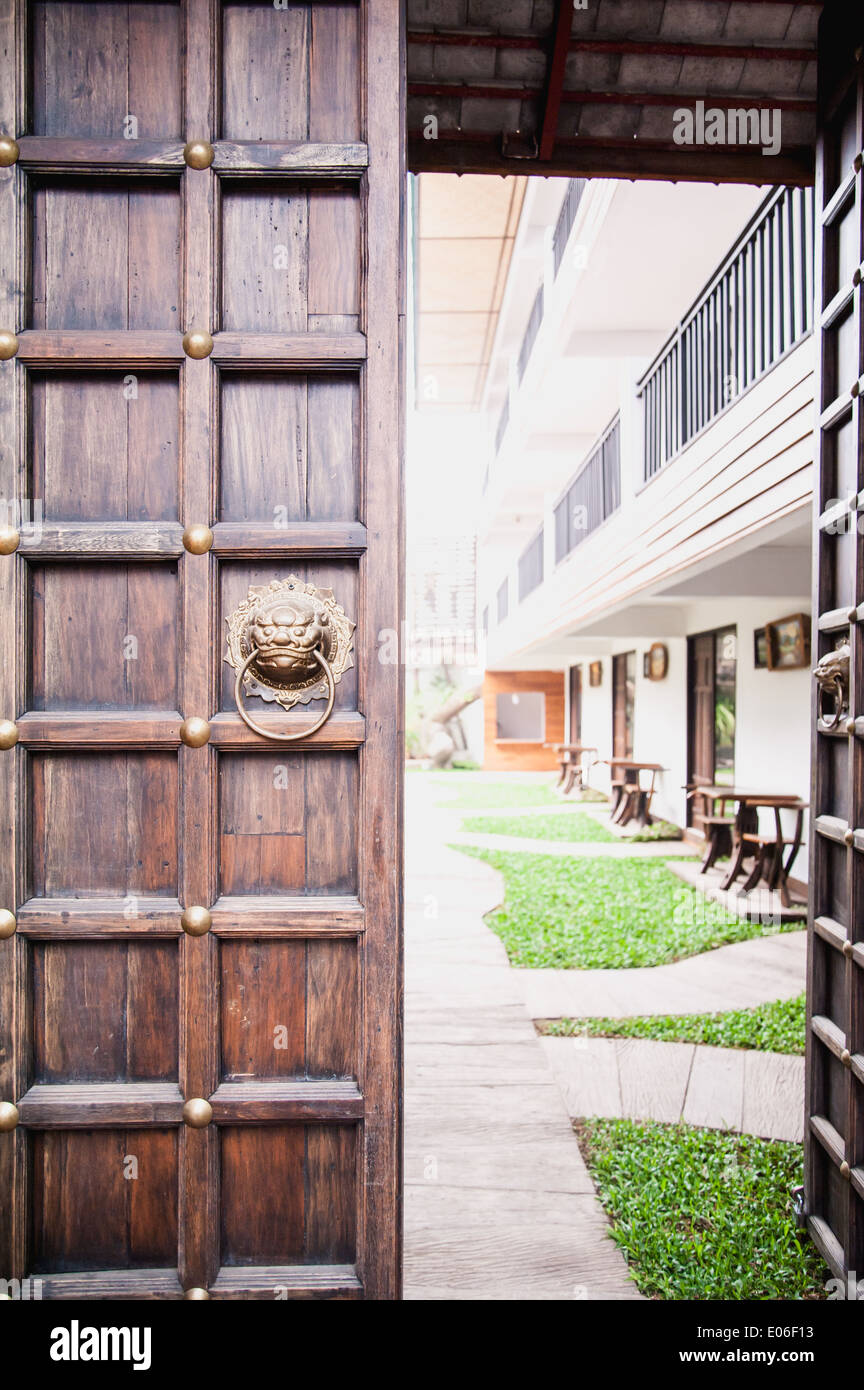 Traditional chinese door design door hi-res stock photography and ...