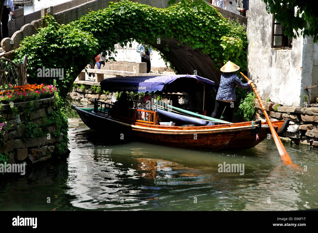 Chinese boatman hi-res stock photography and images - Alamy