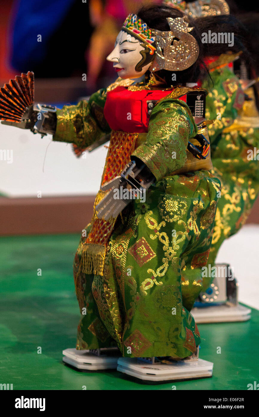 Robot dance competition hi-res stock photography and images - Alamy