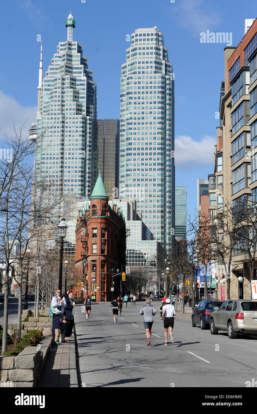Toronto, Canada. 04th May, 2014. Runners passes the Flatiron building ...