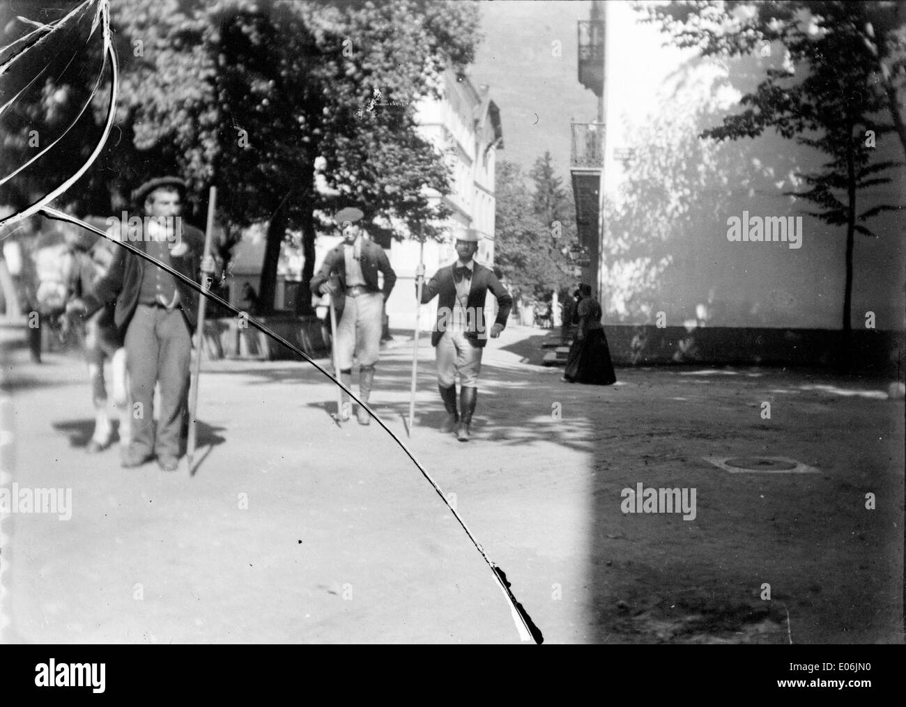 A bear handler in Luchon, possibly from September 1900, shows the ...