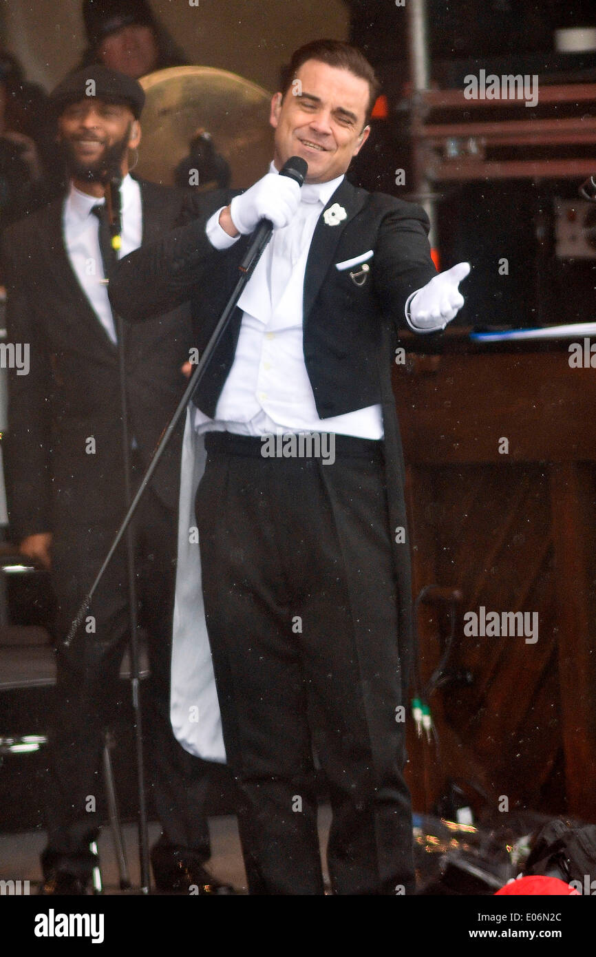 Robbie Williams poses during the "Top of the Mountain Concert" in ...