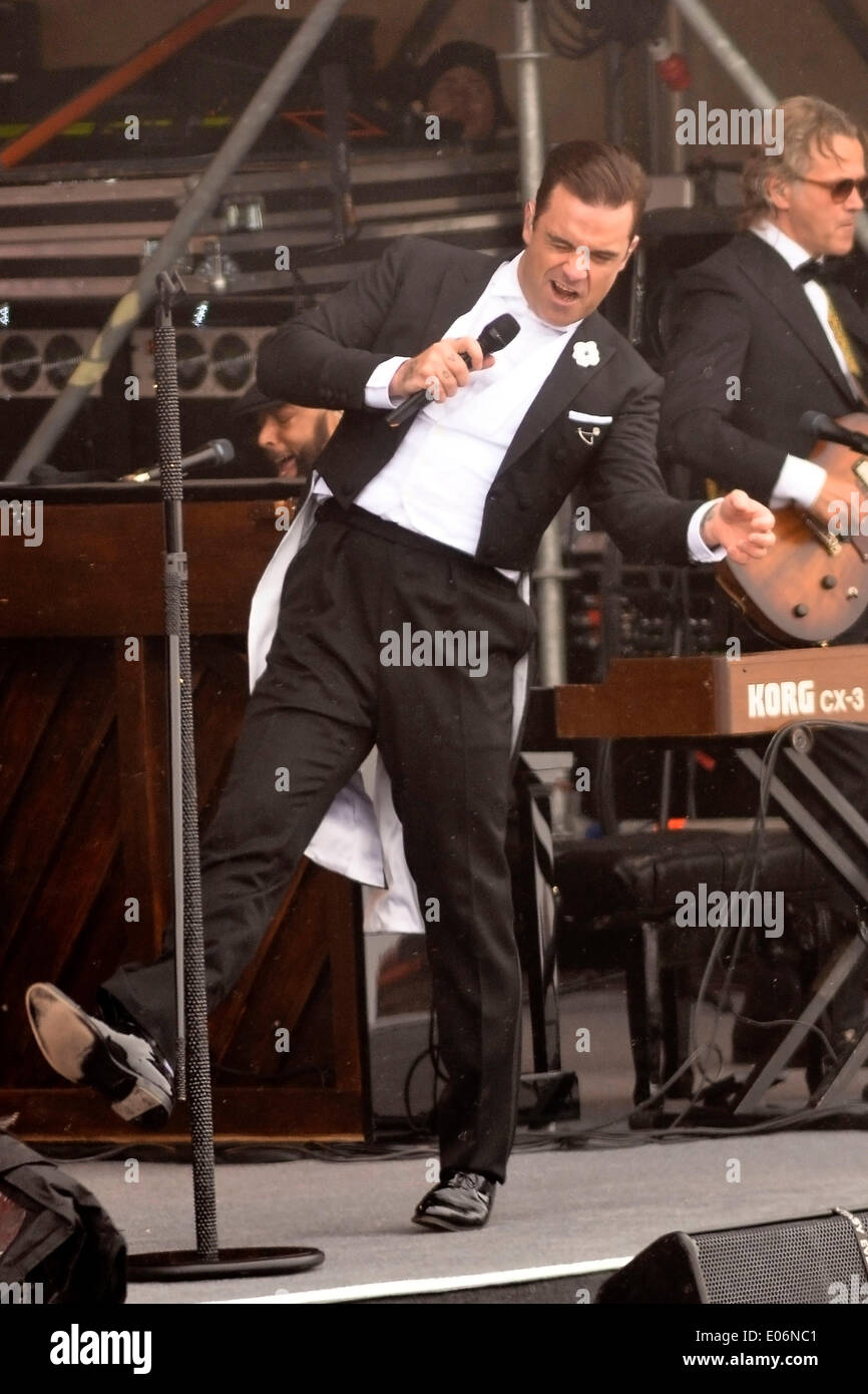Robbie Williams poses during the "Top of the Mountain Concert" in ...