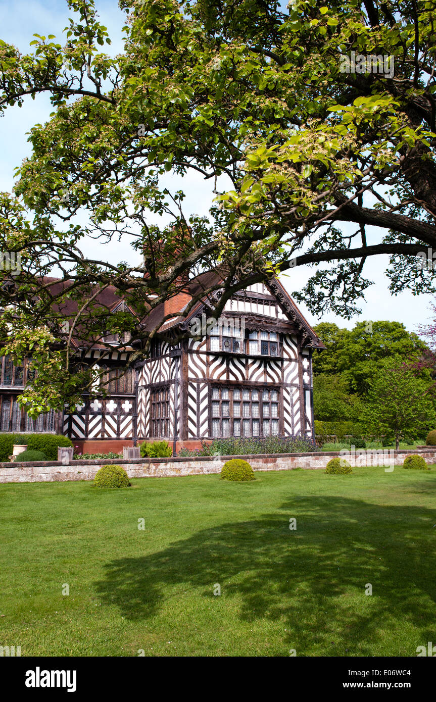 Wightwick manor wallpaper hi-res stock photography and images - Alamy