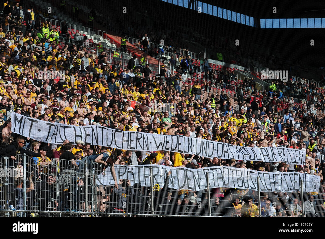 Fussball deutschland stadion fans hi-res stock photography and images ...