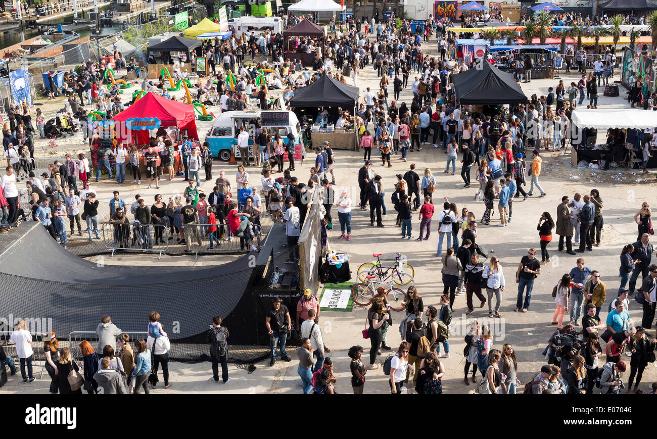 Street performances breakdance in crowd hi-res stock photography and ...