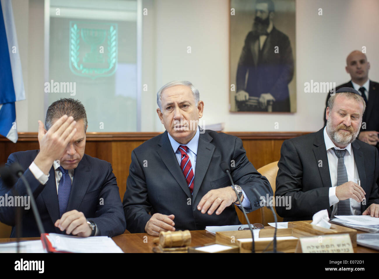 Jerusalem. 4th May, 2014. Israeli Prime Minister Benjamin Netanyahu (C ...