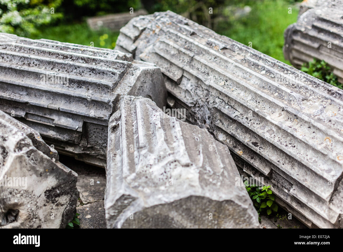 some broken and ancient roman columns ruins Stock Photo - Alamy