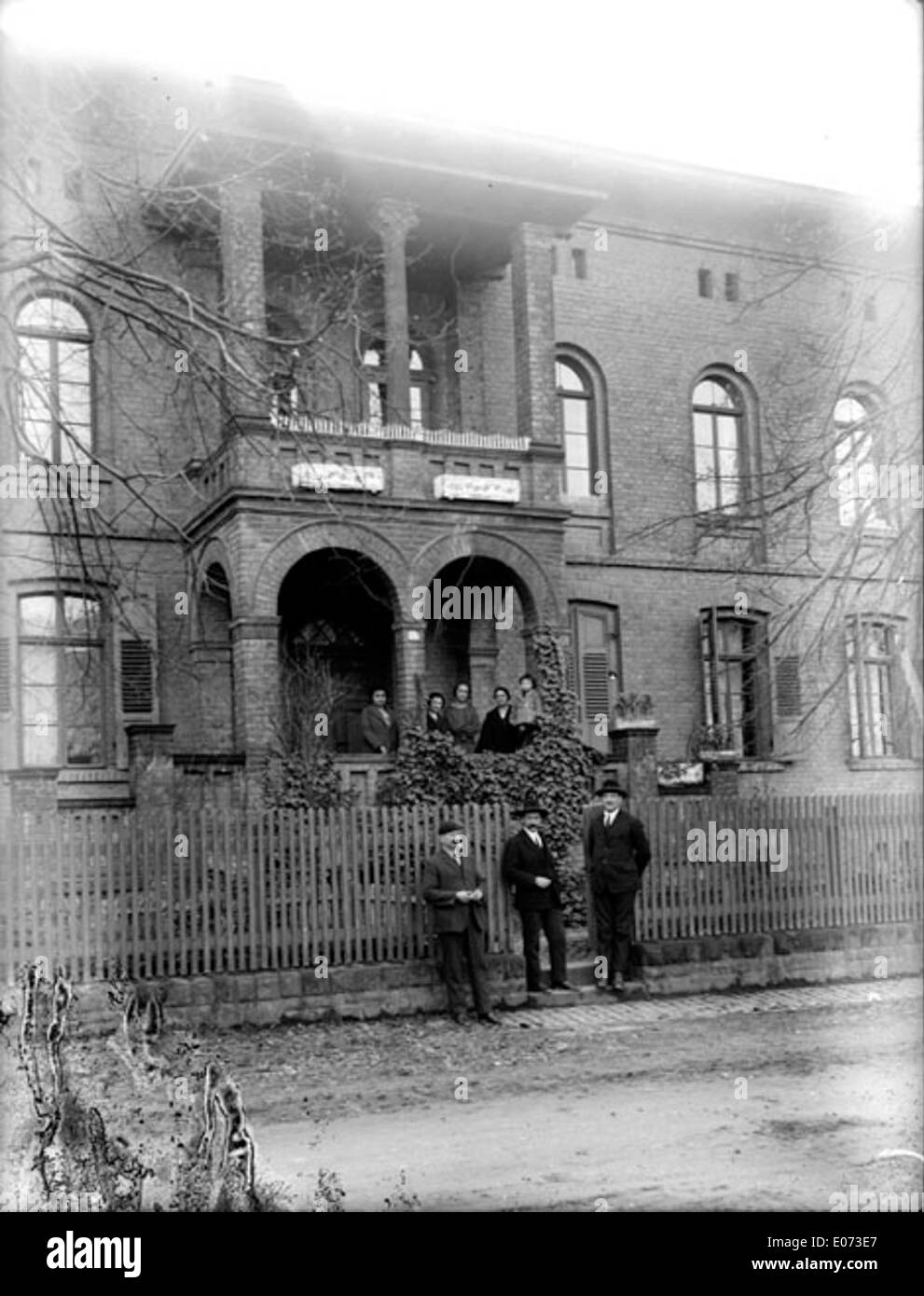 Family photo white house Black and White Stock Photos & Images - Alamy