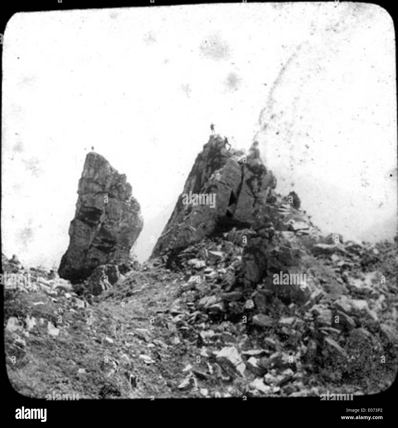 Pics rocheux avec des alpinistes sur le sommet Stock Photo - Alamy
