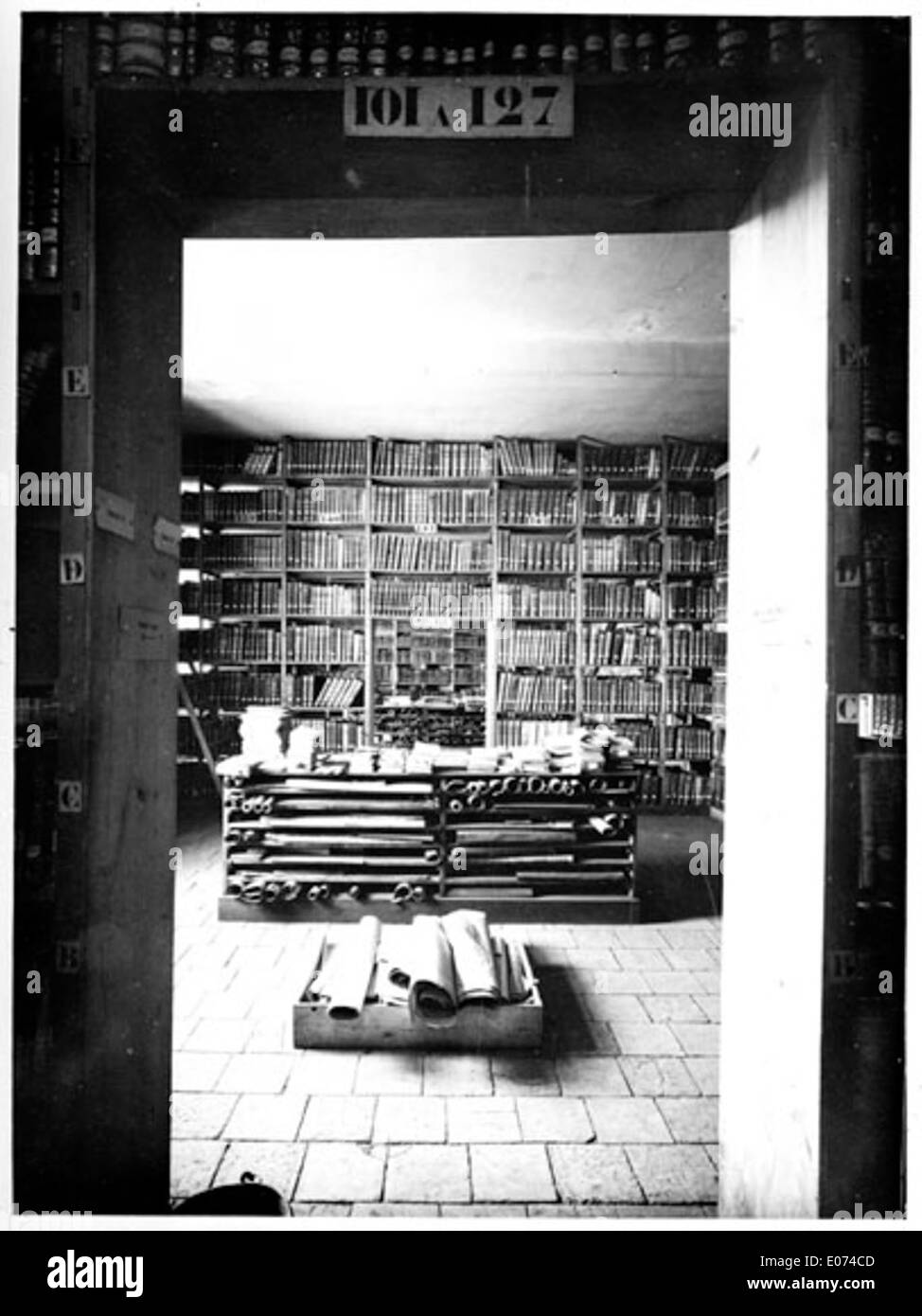 Old books library in Black and White Stock Photos & Images - Alamy