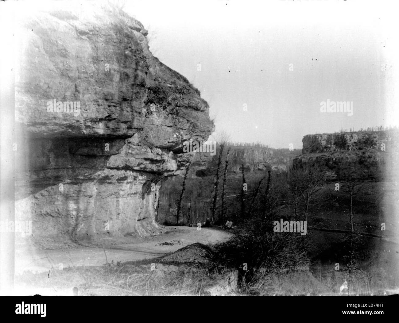 This image titled 'Chemin passant sous un bloc de rocher' (Path passing ...