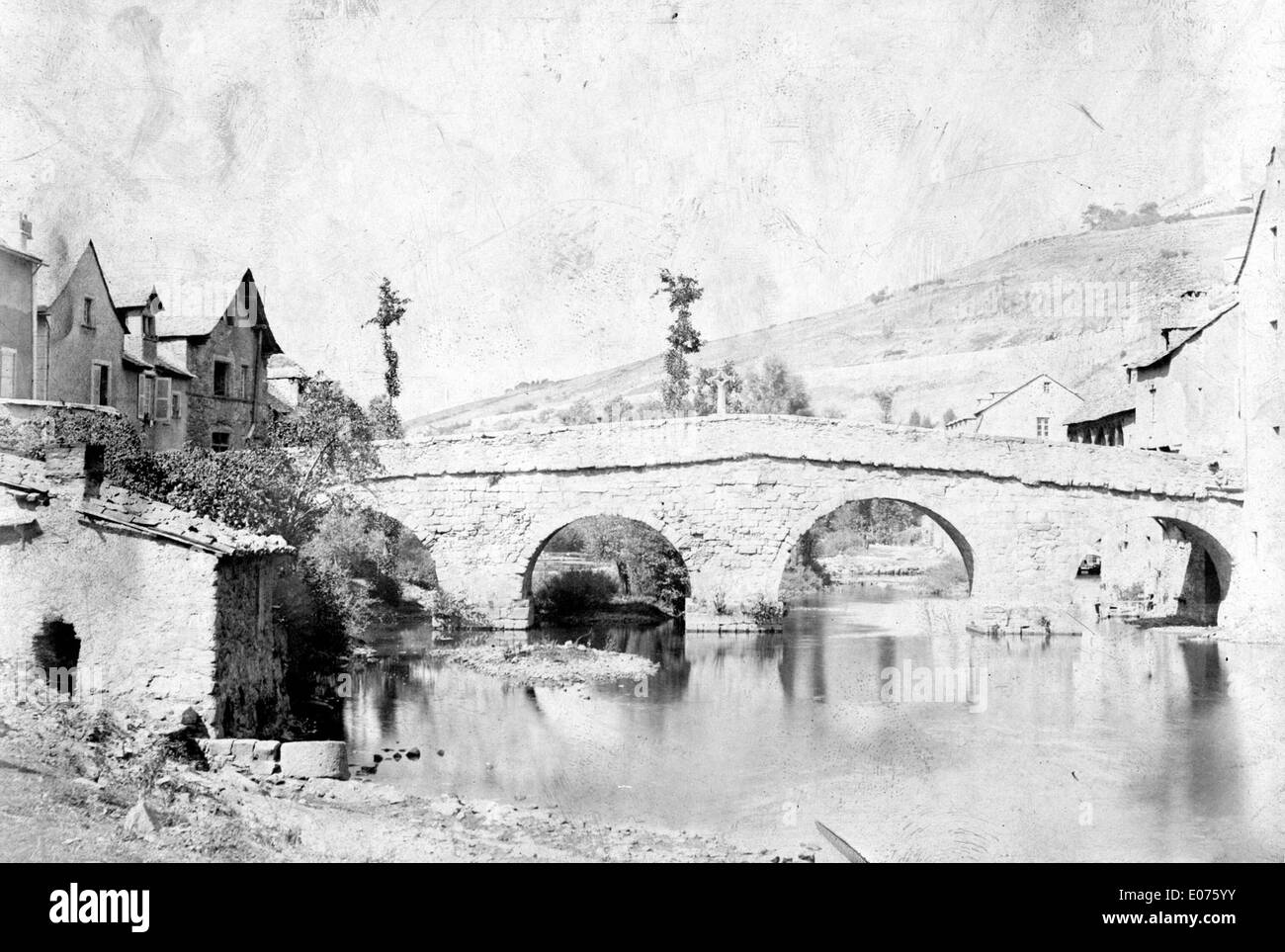 This painting, created around 1889, depicts the old bridge in Rodez ...