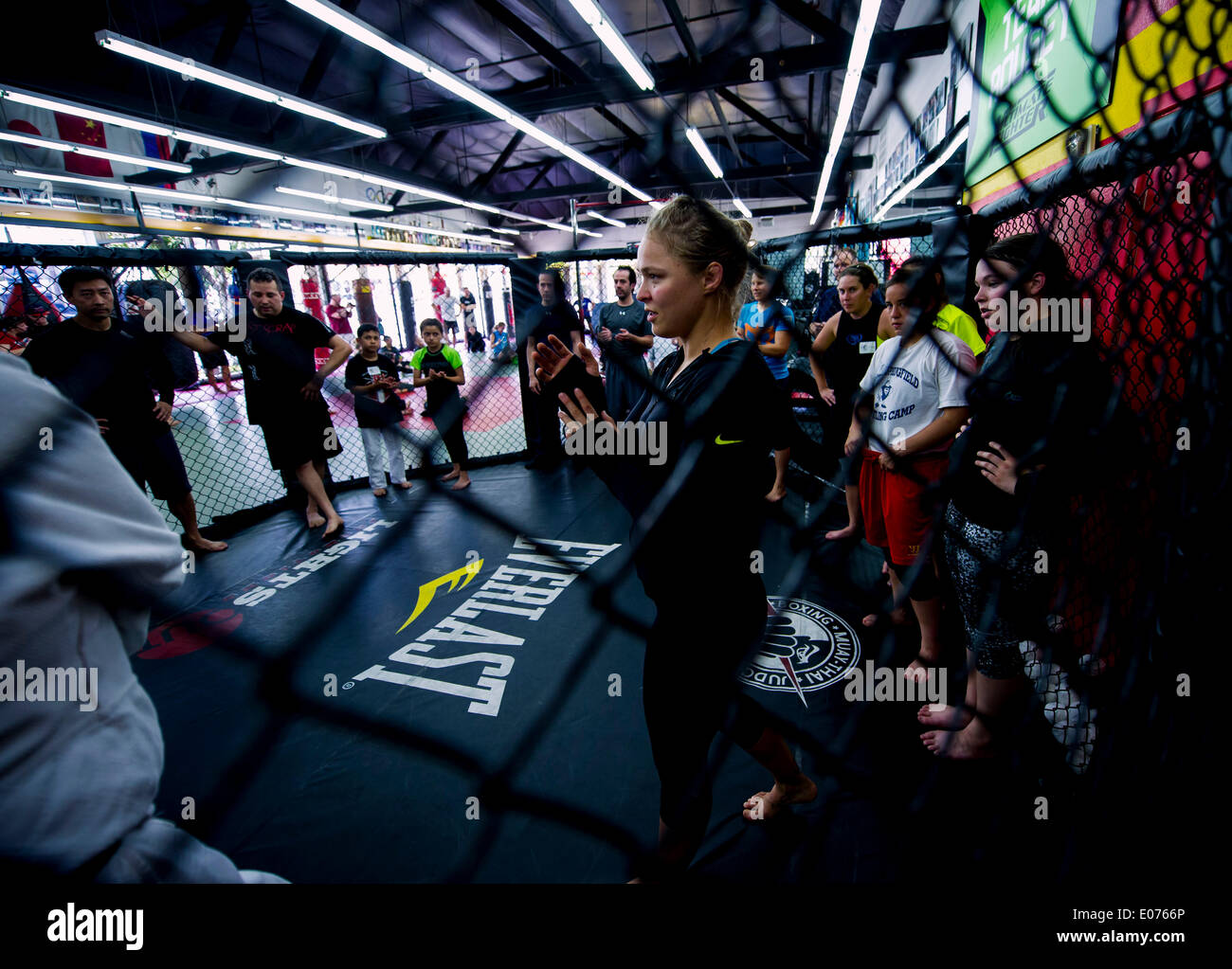Womens mma fight hi-res stock photography and images - Alamy