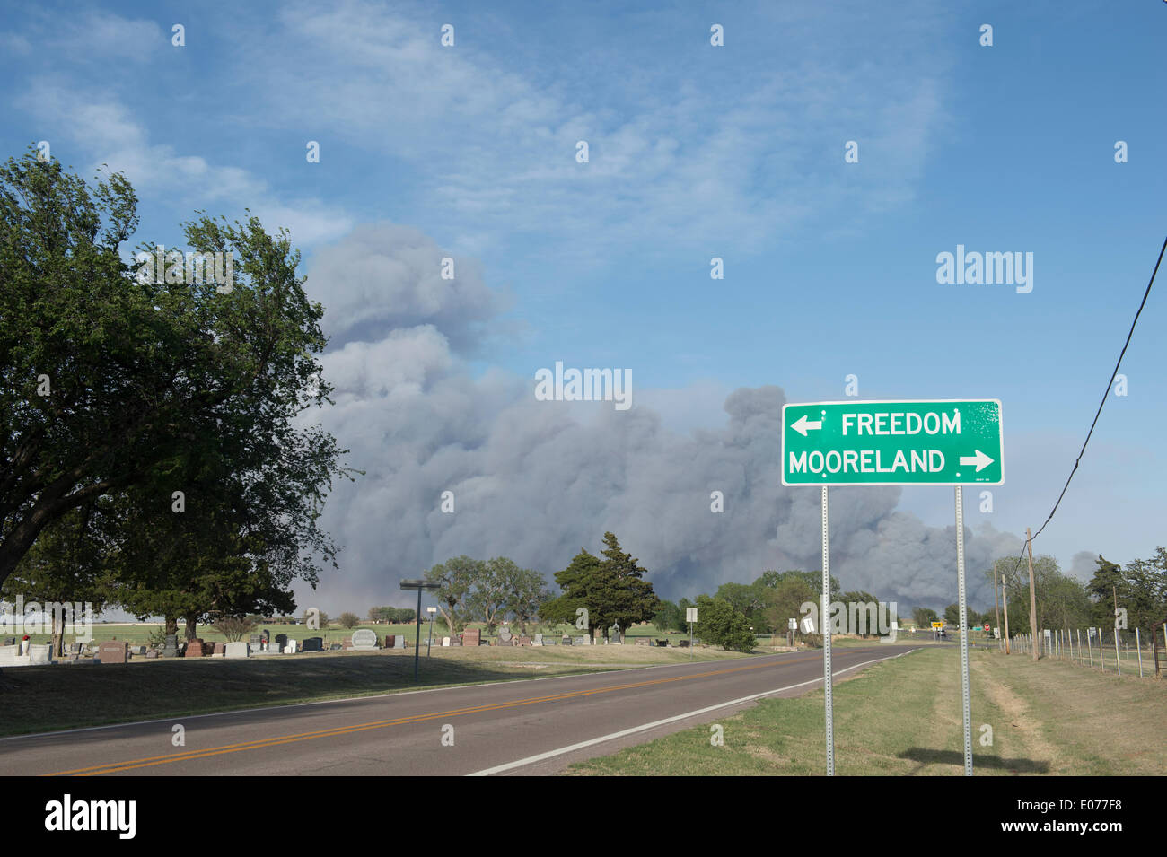 Mooreland oklahoma fire grassfire hi-res stock photography and images ...