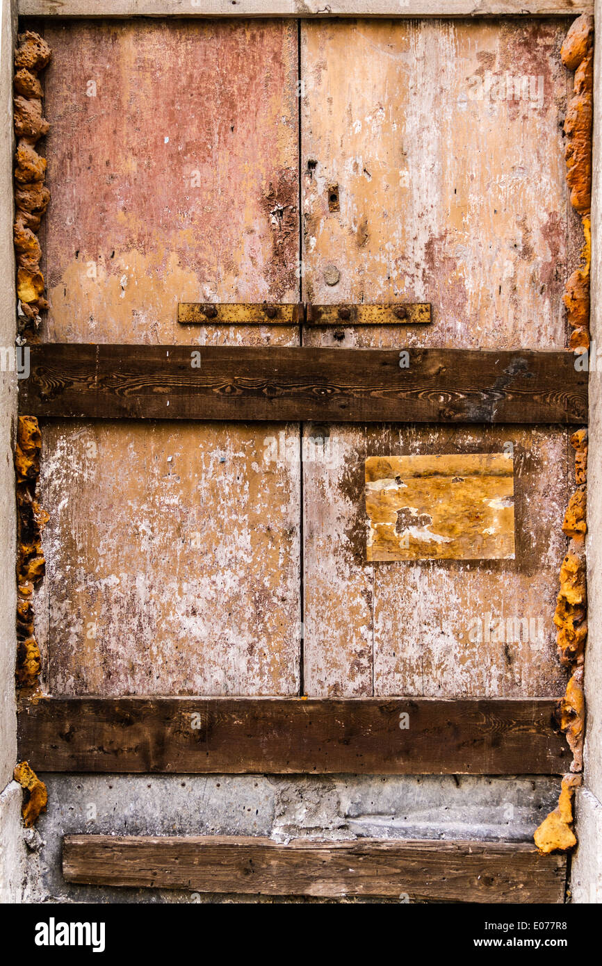 Old dilapidated ruin rusty hi-res stock photography and images - Alamy