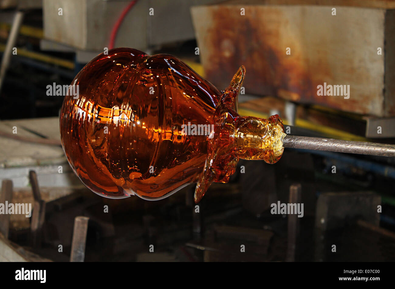 Rolling hot glass hi-res stock photography and images - Alamy