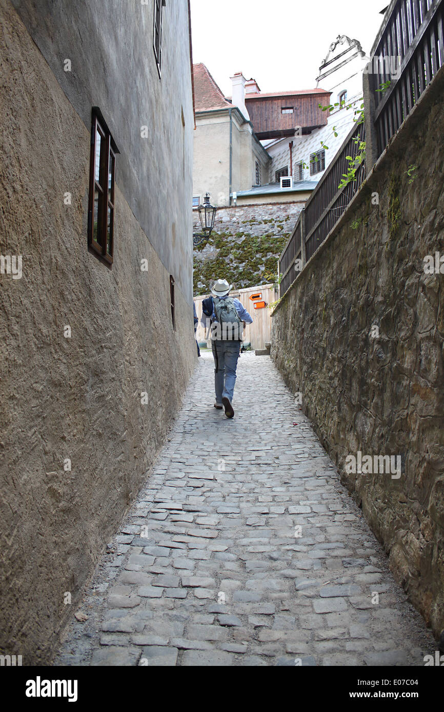 Man walking away down a pathway hi-res stock photography and images - Alamy