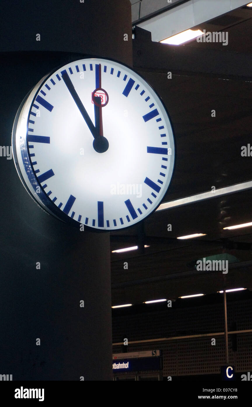 Eleventh hour hi-res stock photography and images - Alamy