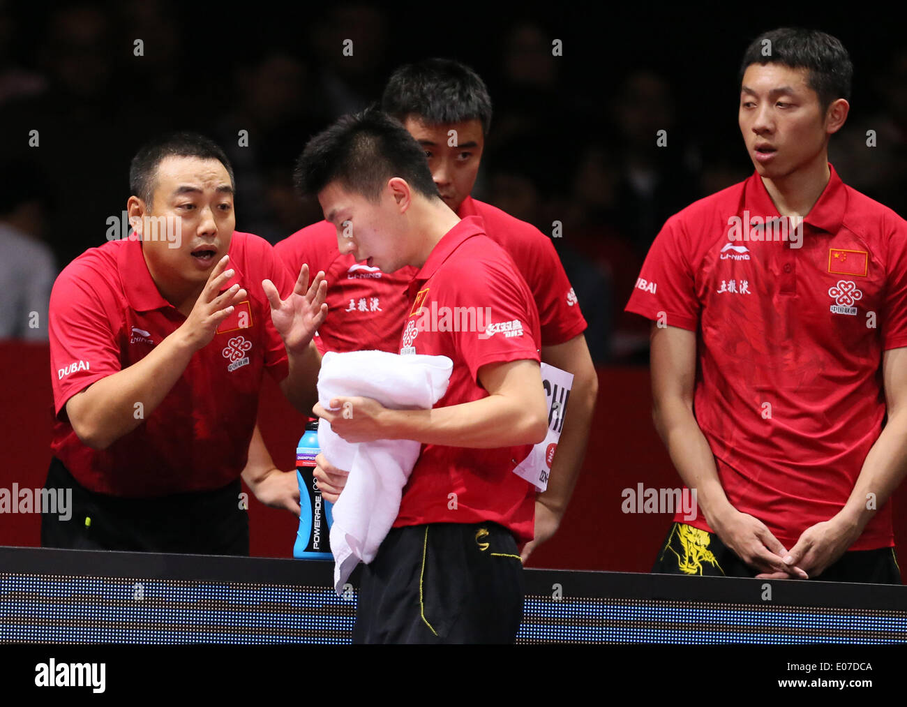 Tokyo, Japan. 5th May, 2014. Head coach of China Liu Guoliang (L) gives ...