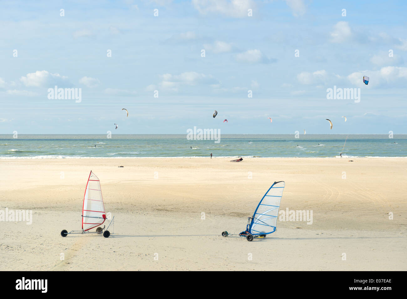 land sailing with sail wagons and powerkites Stock Photo - Alamy