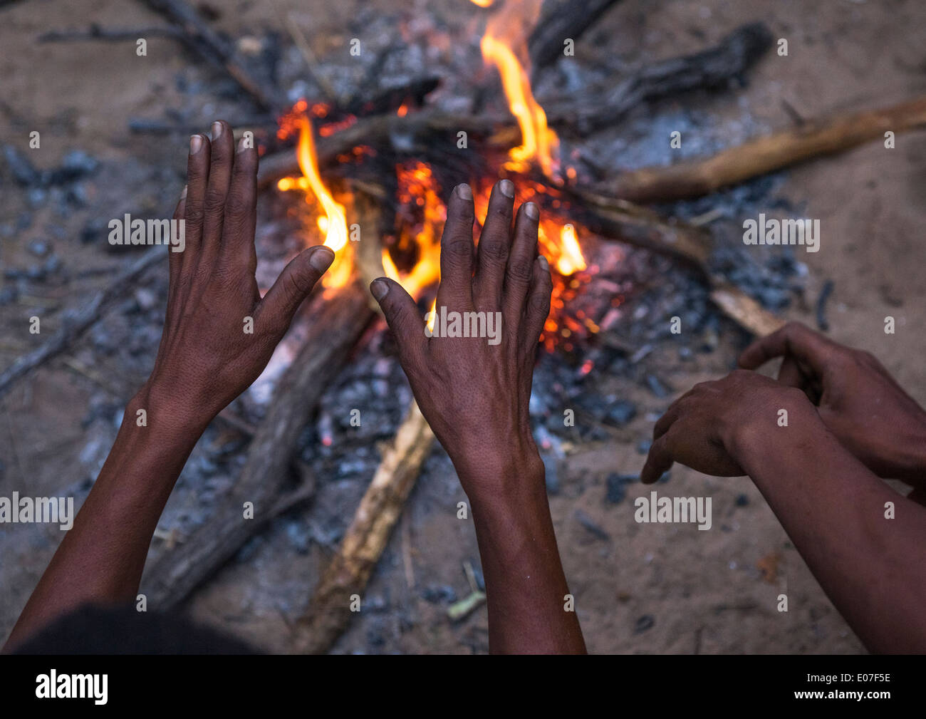 African sitting around fire hi-res stock photography and images - Alamy