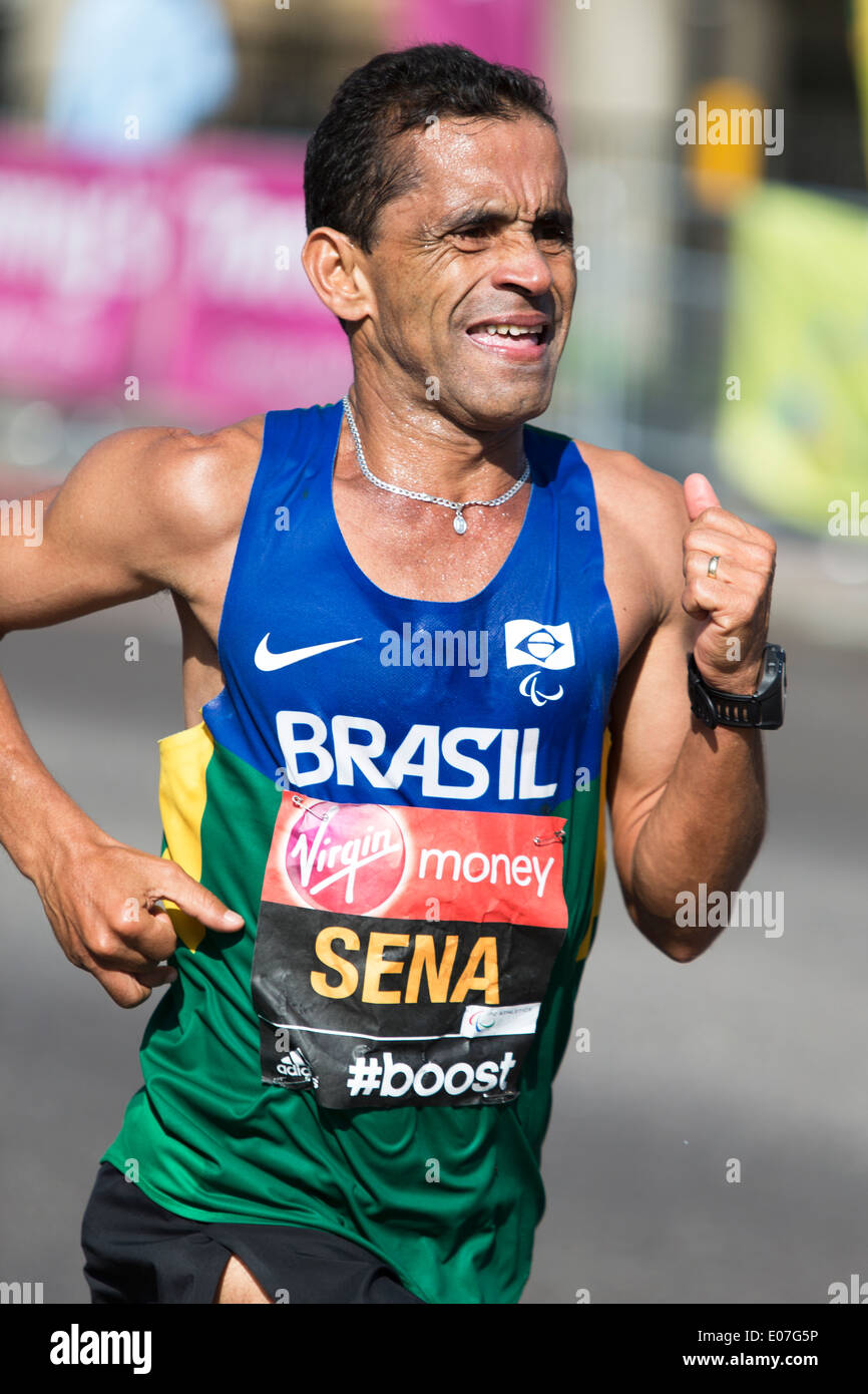 Tito SENA running in the Virgin Money London Marathon 2014, The Highway ...