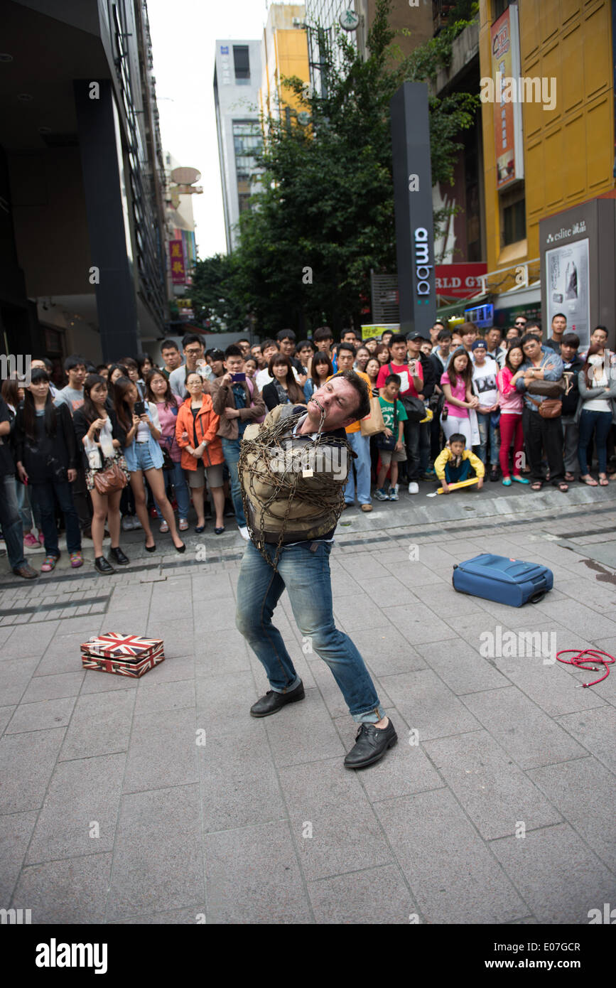 Street entertainer performing at a popular shopping district in Taipei ...