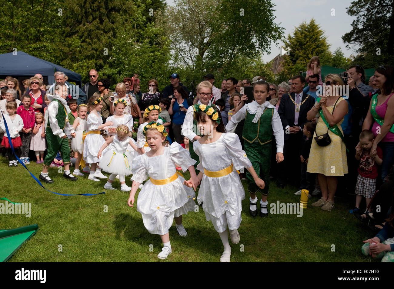 Maypole queen uk hi-res stock photography and images - Alamy