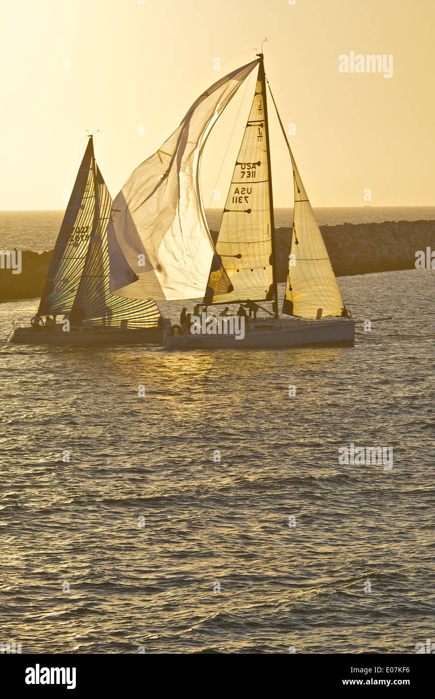 Sunset sailing boats hi-res stock photography and images - Alamy