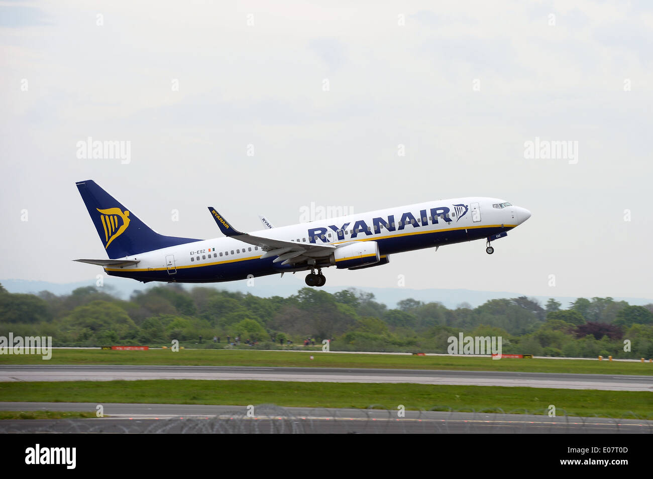 Ryanair boeing 737 taking off hi-res stock photography and images - Alamy