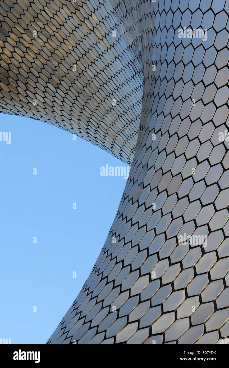 Metal hexagons on the outside of the Soumaya Museum, modern ...