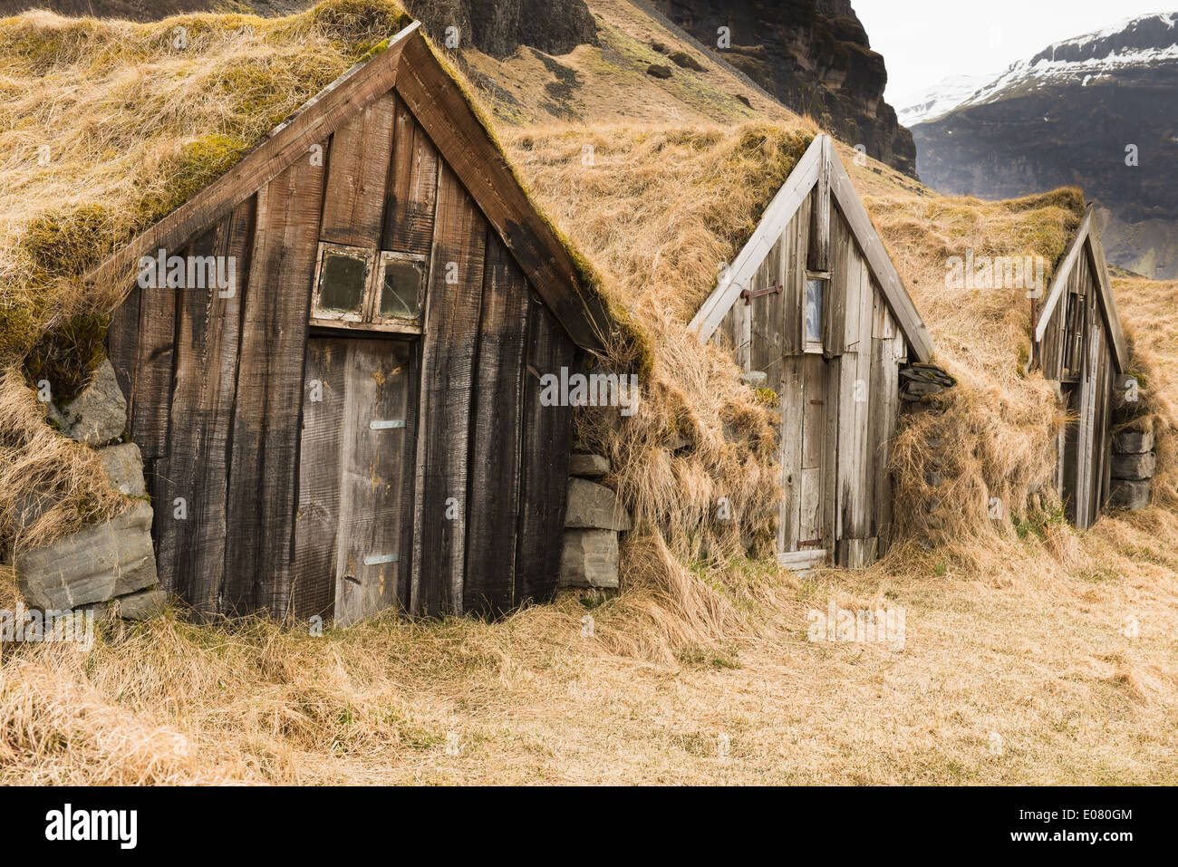 Grass buildings hi-res stock photography and images - Alamy