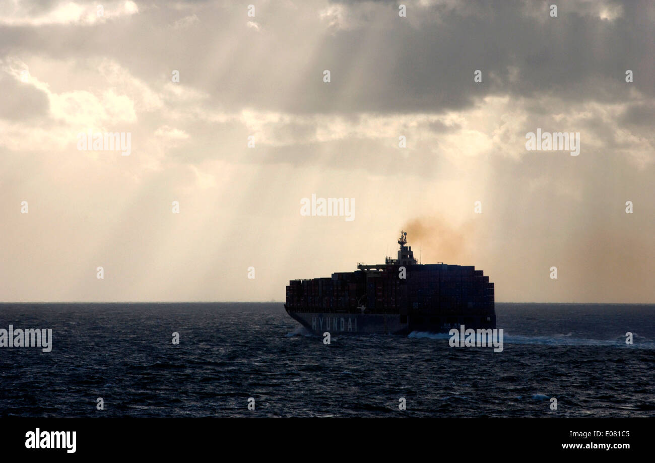 AJAXNETPHOTO. ENGLISH CHANNEL.- CONTAINER SHIP HYUNDAI FORTUNE, HEADS ...