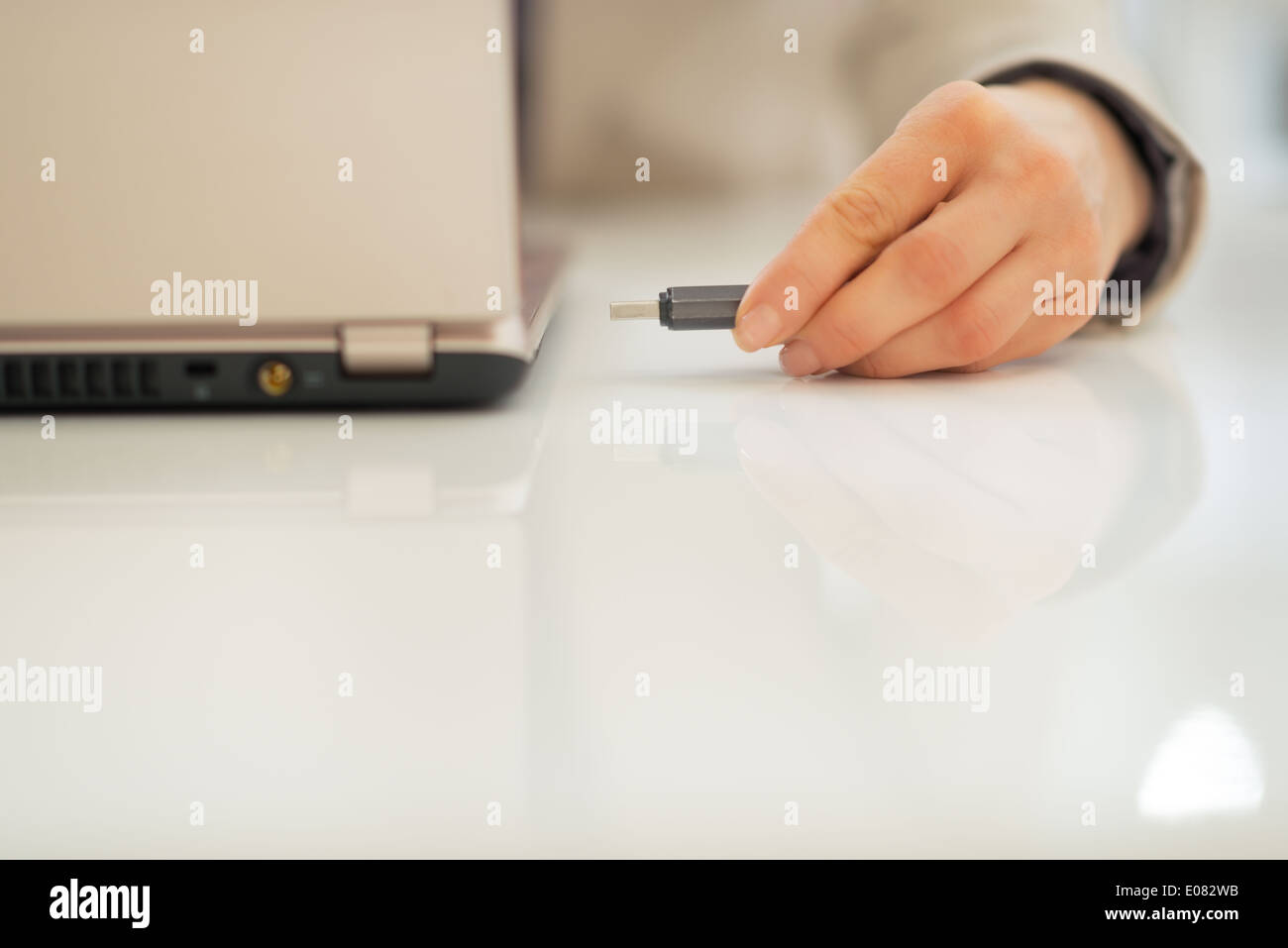 Woman modern laptop usb hi-res stock photography and images - Alamy
