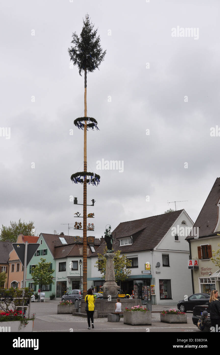 Town maypole hi-res stock photography and images - Alamy