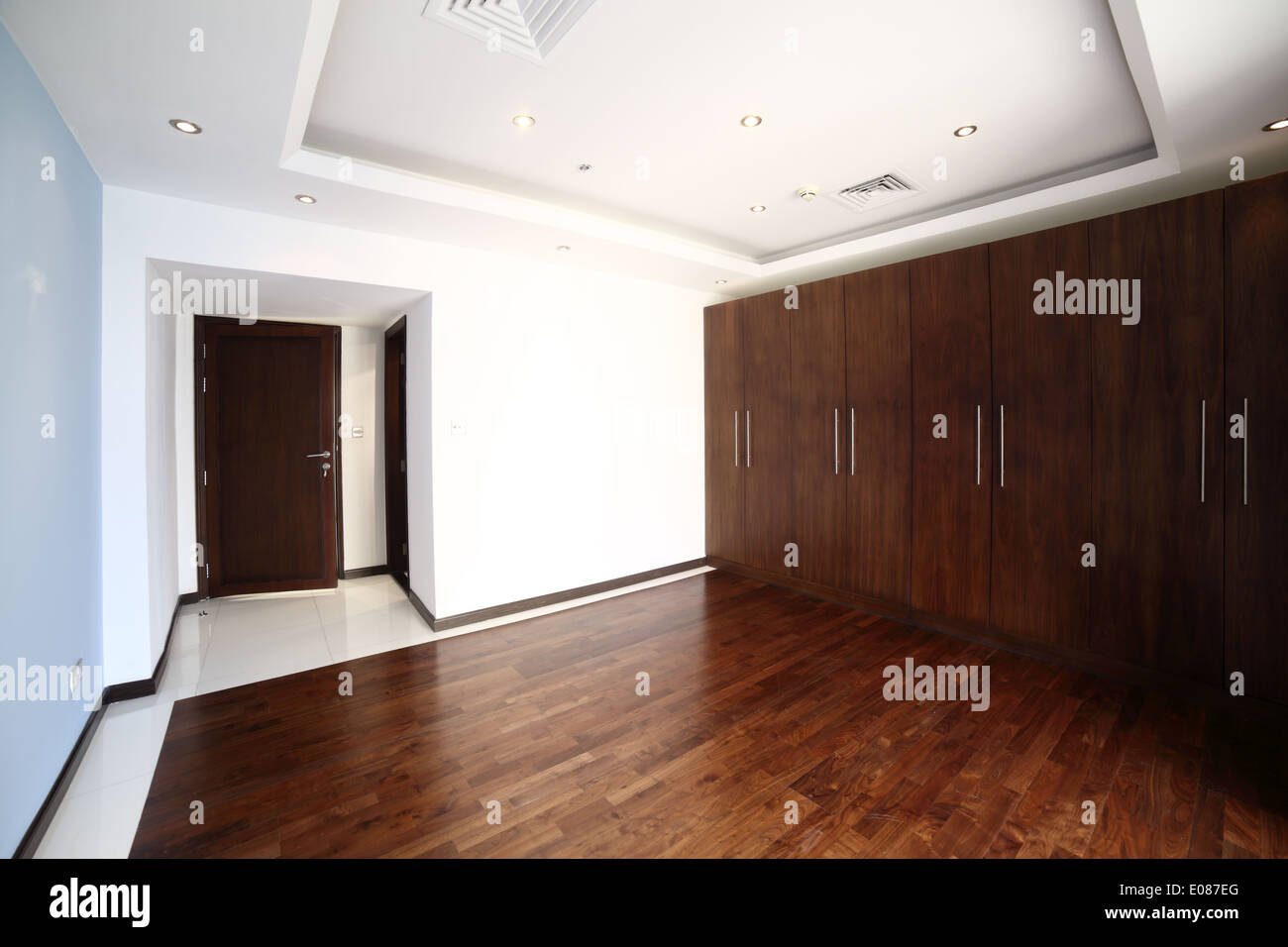amazing interior of bright and modern empty room Stock Photo - Alamy
