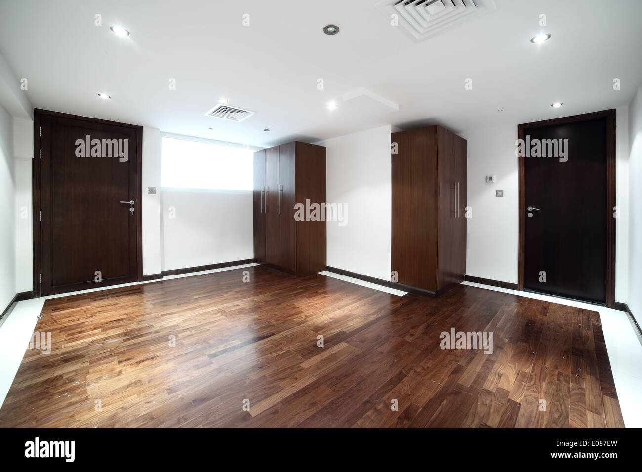 amazing interior of bright and modern empty room Stock Photo - Alamy