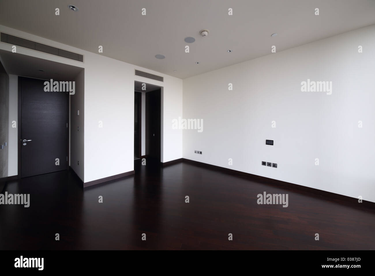 amazing interior of bright and modern empty room Stock Photo - Alamy