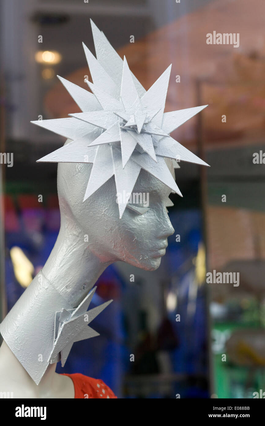 mannequin display window Stock Photo - Alamy
