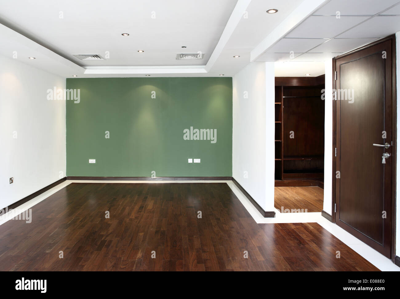 amazing interior of bright and modern empty room Stock Photo - Alamy