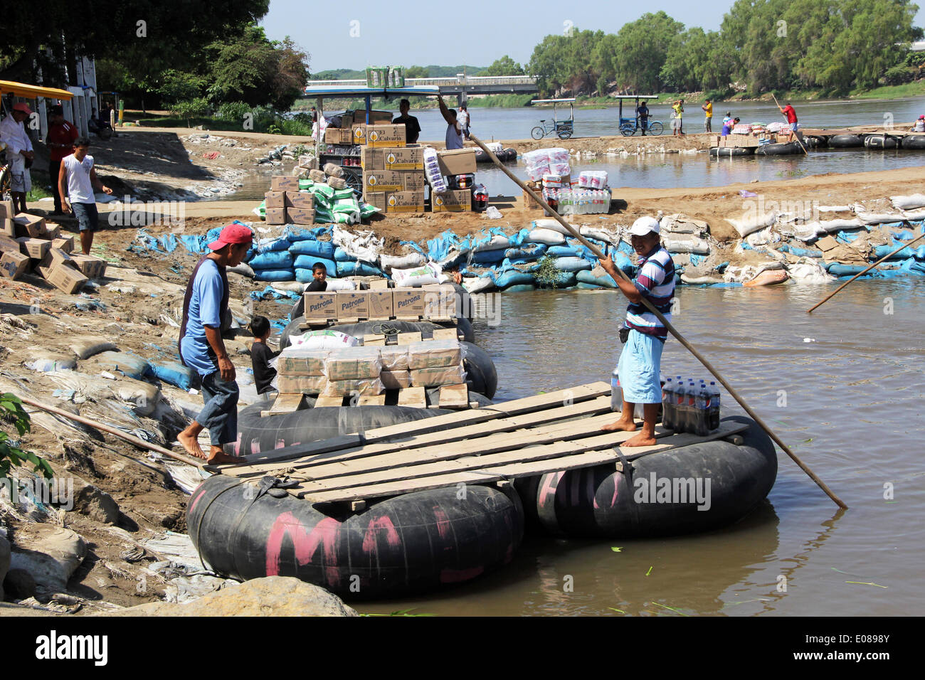 Tecun Uman, Guatemala. 5th May, 2014. A ferryman stays in his raft by ...