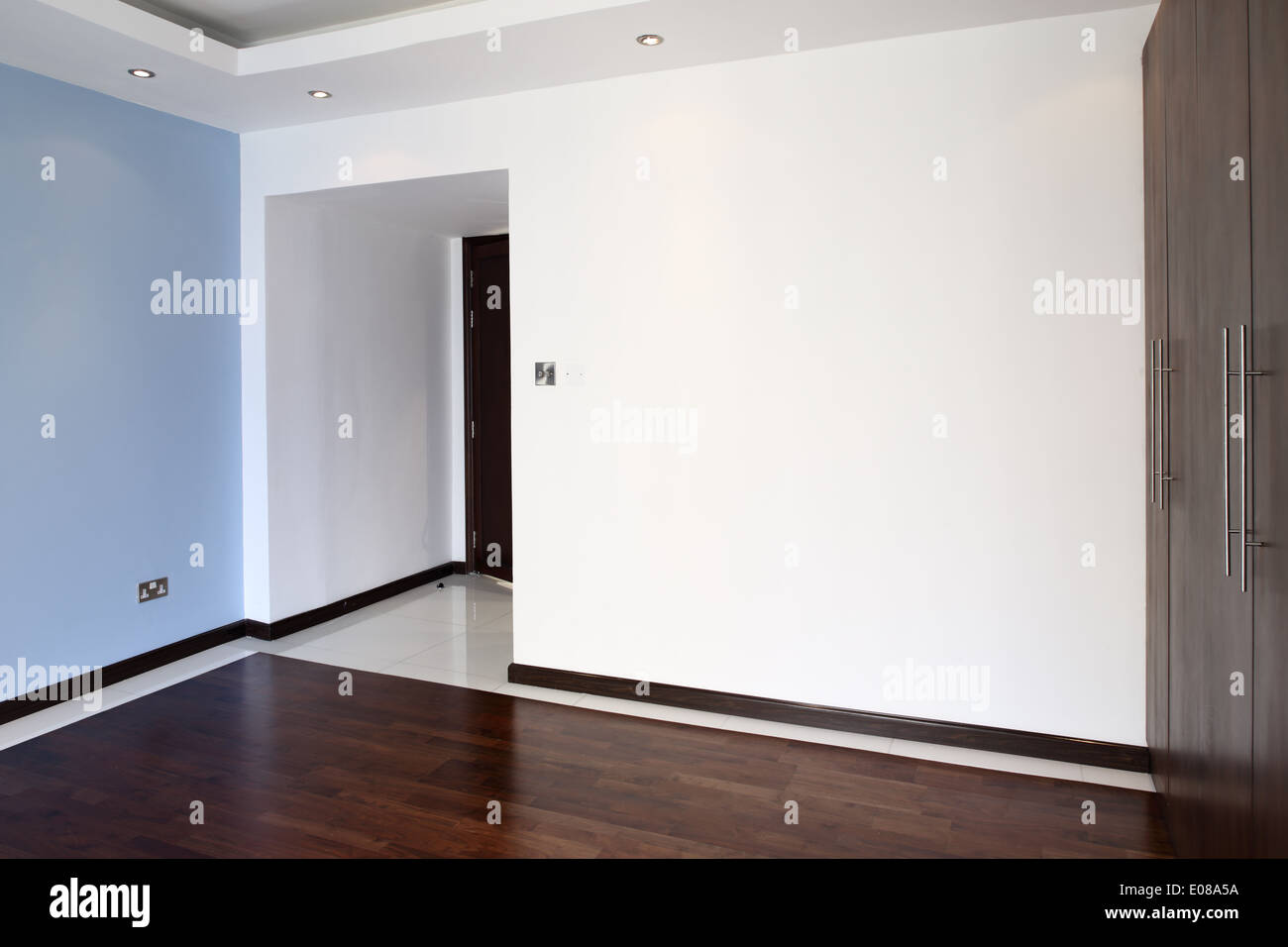 amazing interior of bright and modern empty room Stock Photo - Alamy
