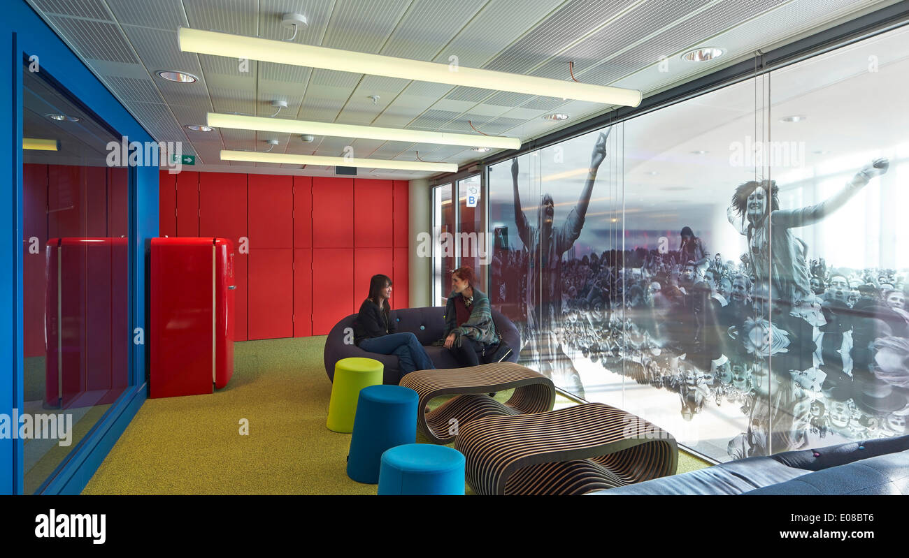 Bbc news room broadcasting house hi-res stock photography and images ...