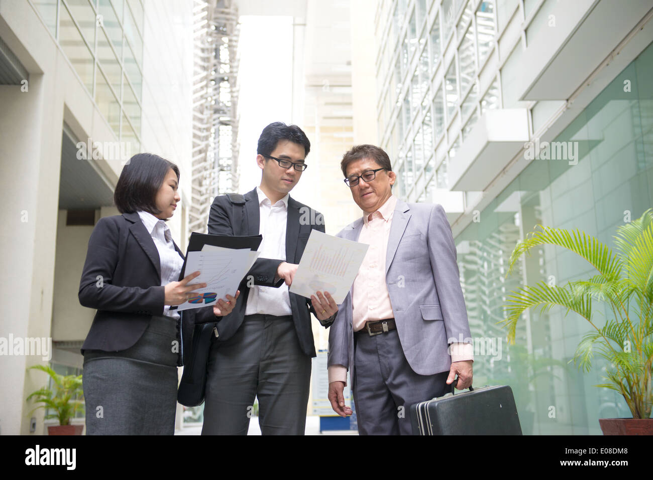 Asian business team meeting hi-res stock photography and images - Alamy