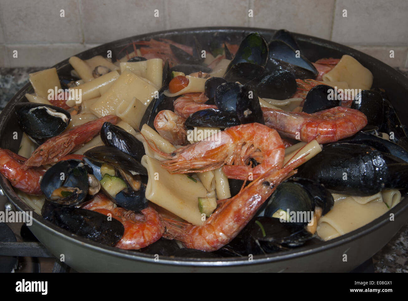 :pasta with mussels prawns and zucchini Stock Photo - Alamy